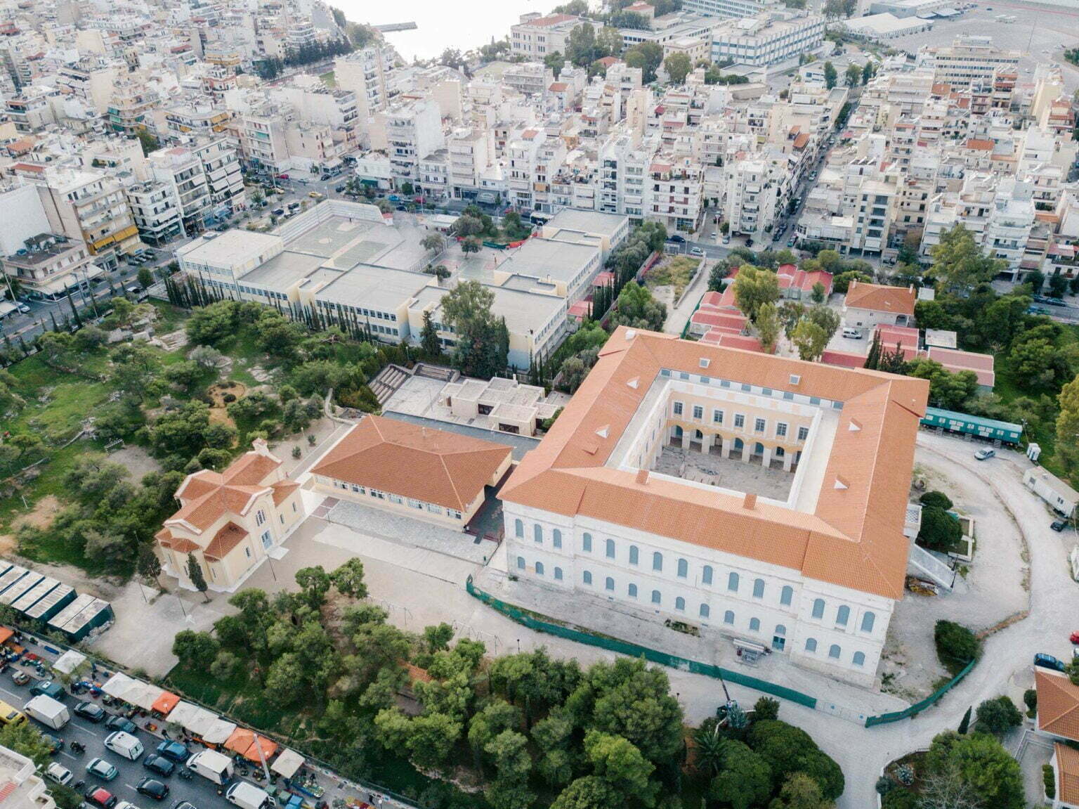 ΠΟΙΟΙ ΕΙΜΑΣΤΕ - Χατζηκυριάκειο Ίδρυμα